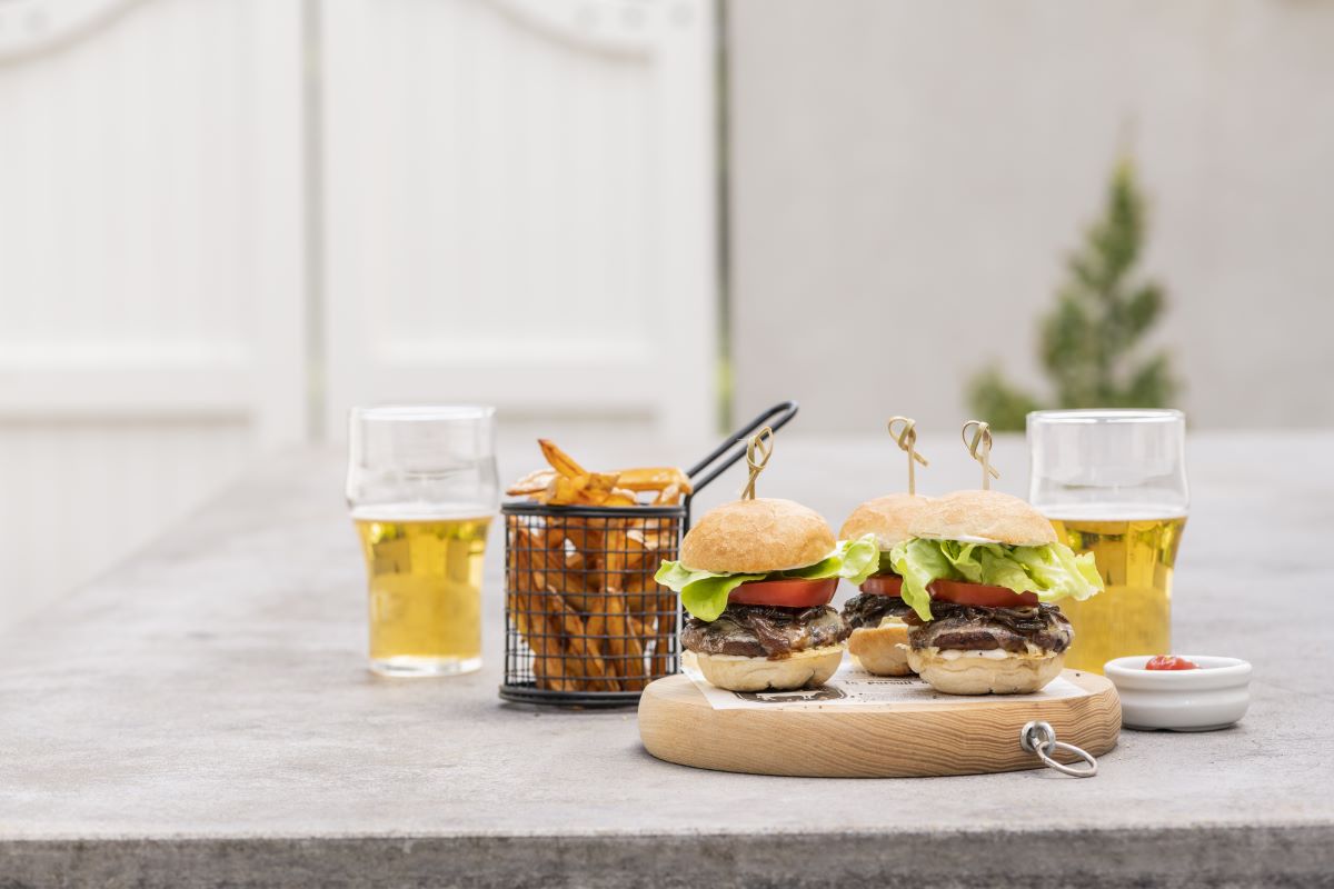 BURGER PATTIE SLIDER BEEF PAR COOKED (140 X 40GM) ANGEL BAY COOKED (140 ...